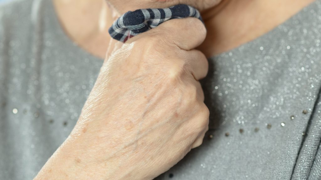 Λαμία: Βγήκε να πετάξει τα σκουπίδια και της έκλεψαν το χρυσό σταυρό από το λαιμό - Lamia Report