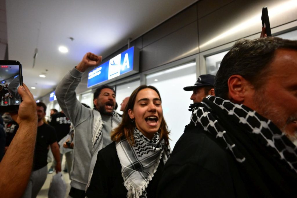 Έφτασαν στην Αθήνα οι 19 Έλληνες ακτιβιστές του στολίσκου για τη Γάζα ...