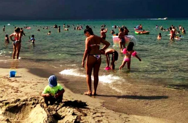 Κολυμπούσαν και έβλεπαν αυτές τις εικόνες – Αυτό που έμοιαζε με κύμα δεν ήταν μέσα στη θάλασσα ...